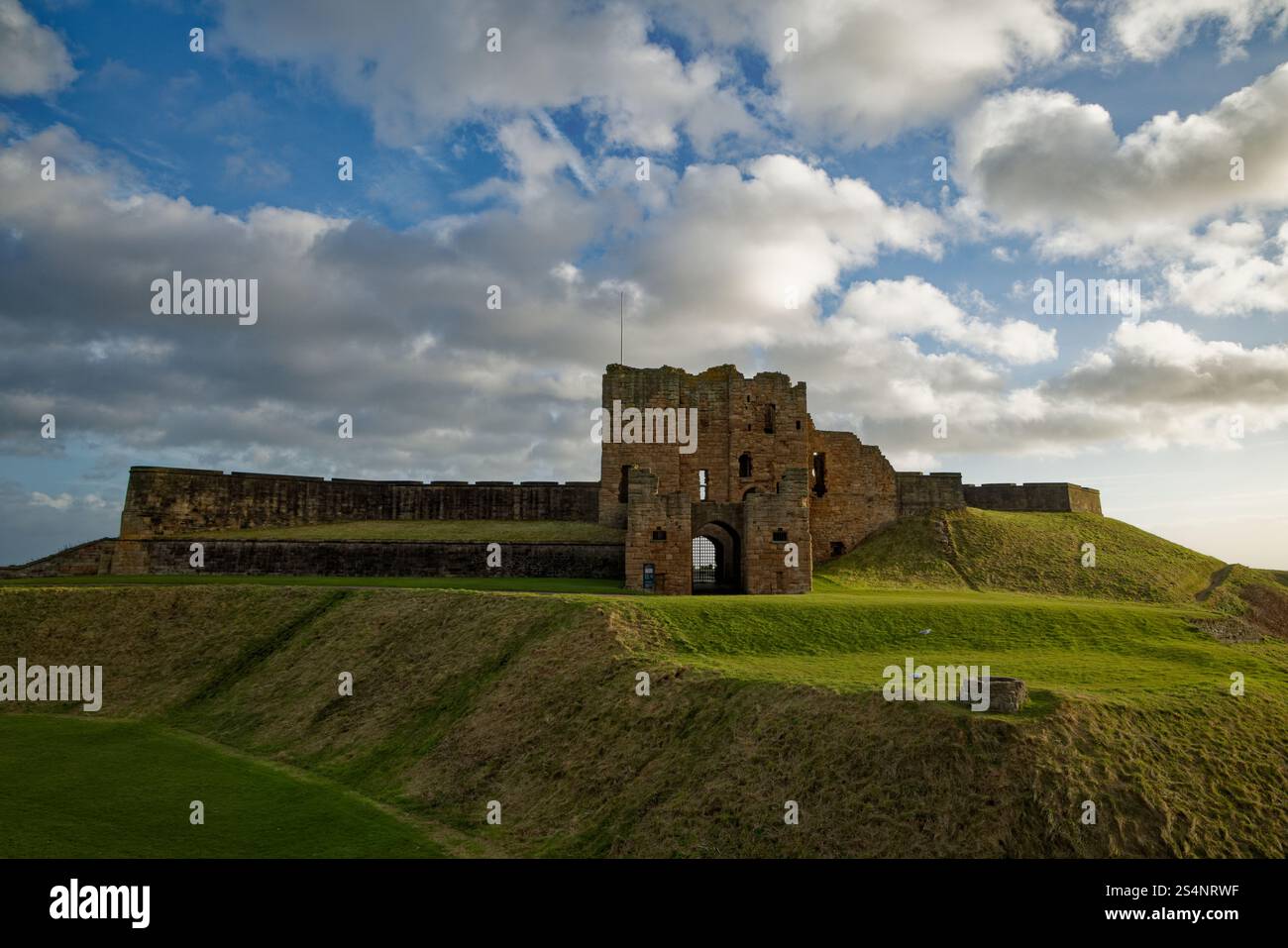 Winter Sun on the walls of Tynemouth Castle, Newcastle, England Stock ...