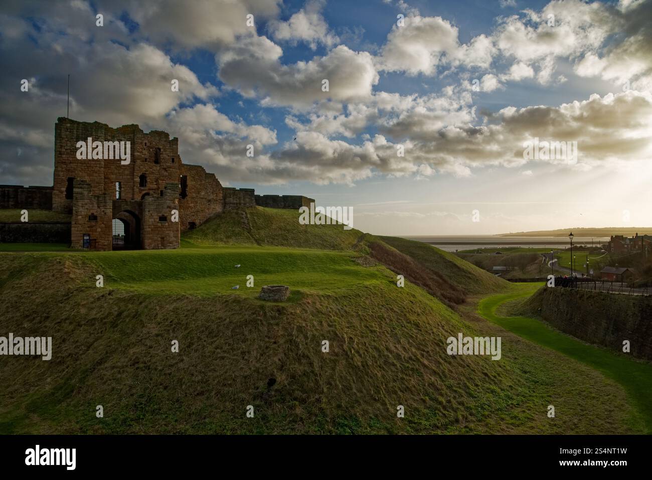 Tynemouth Castle stands high above the estuary of the River Tyne ...