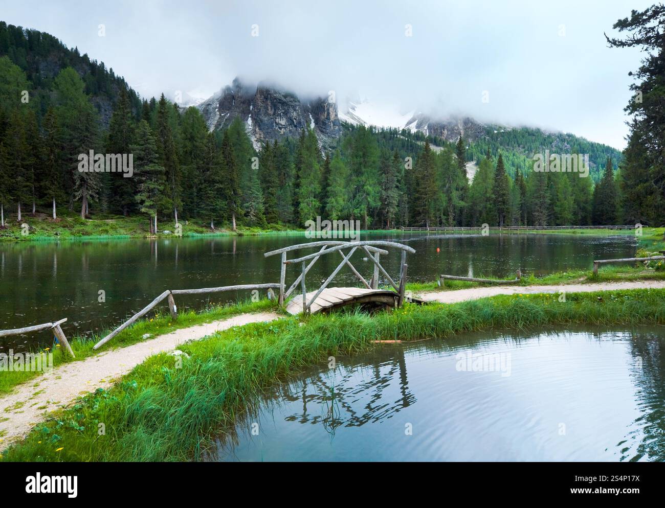 Beautiful summer Alpine lake lago di Antorno view (Italia Dolomites ...