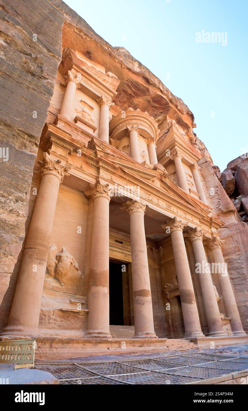 facade of The Treasury Monument in antique city Petra, Jordan Stock ...
