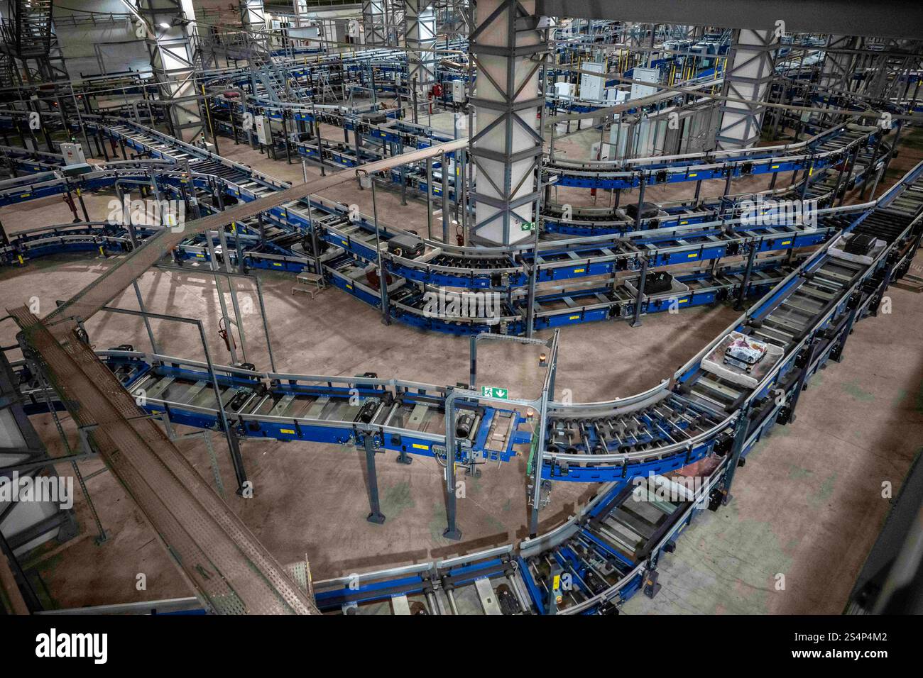 Illustration : baggage sorting and dispatching area at Charles de ...