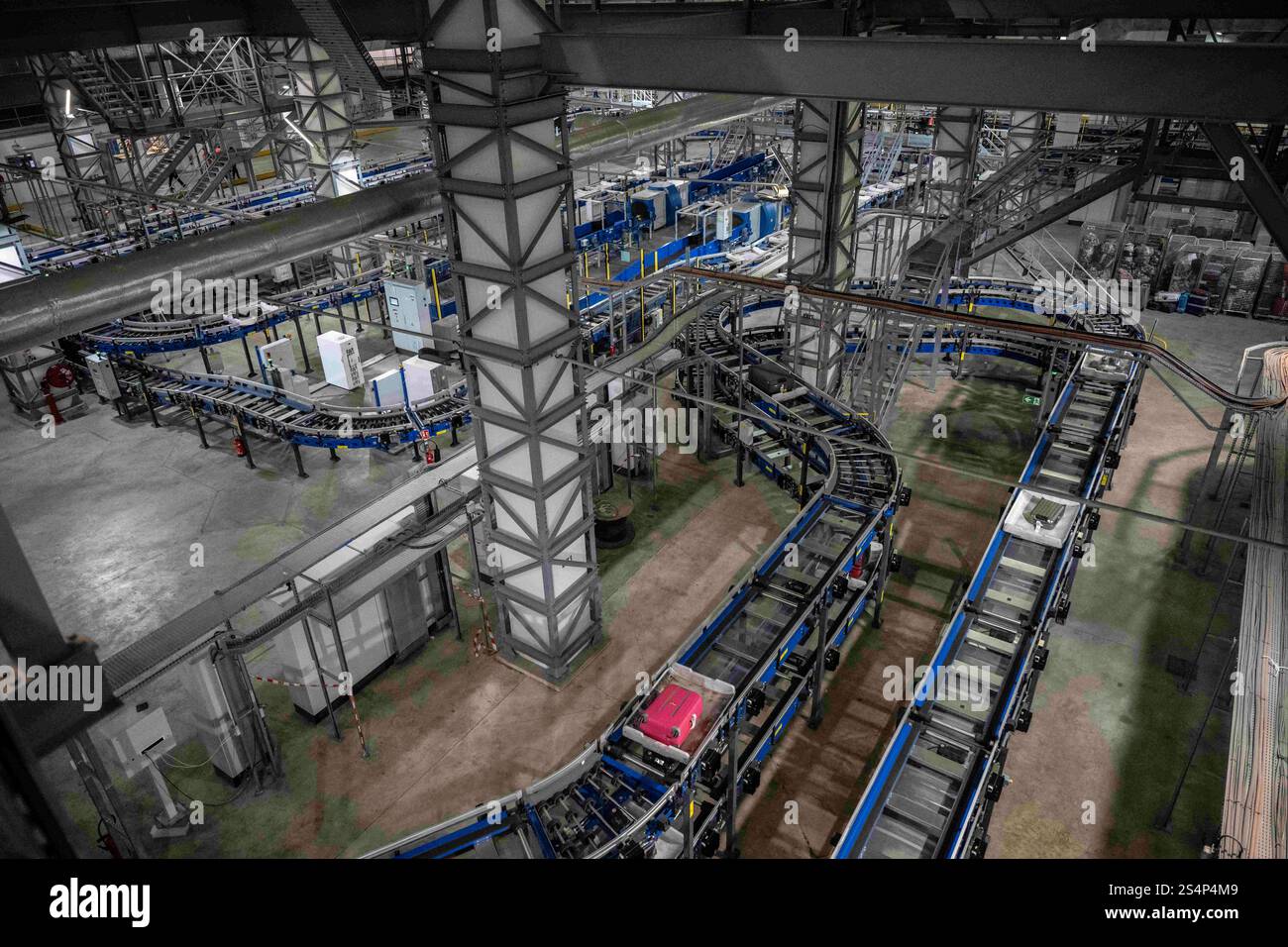 Illustration : baggage sorting and dispatching area at Charles de ...