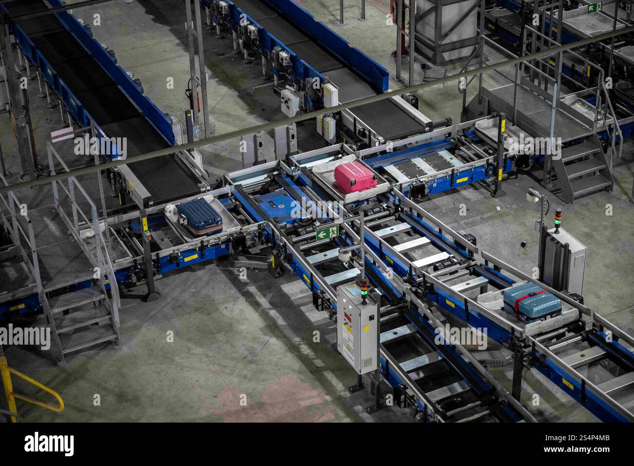 Illustration : baggage sorting and dispatching area at Charles de ...