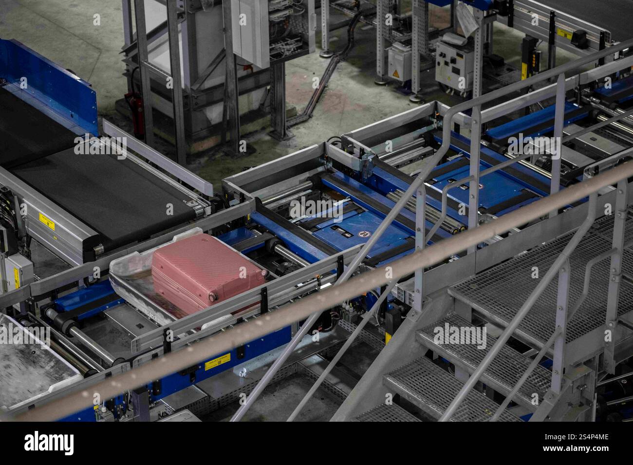 Illustration : baggage sorting and dispatching area at Charles de ...
