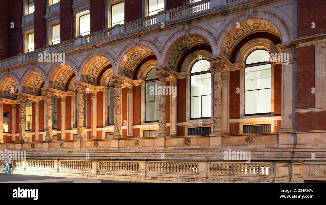 Victoria and Albert Museum arched window. London UK Stock Photo - Alamy