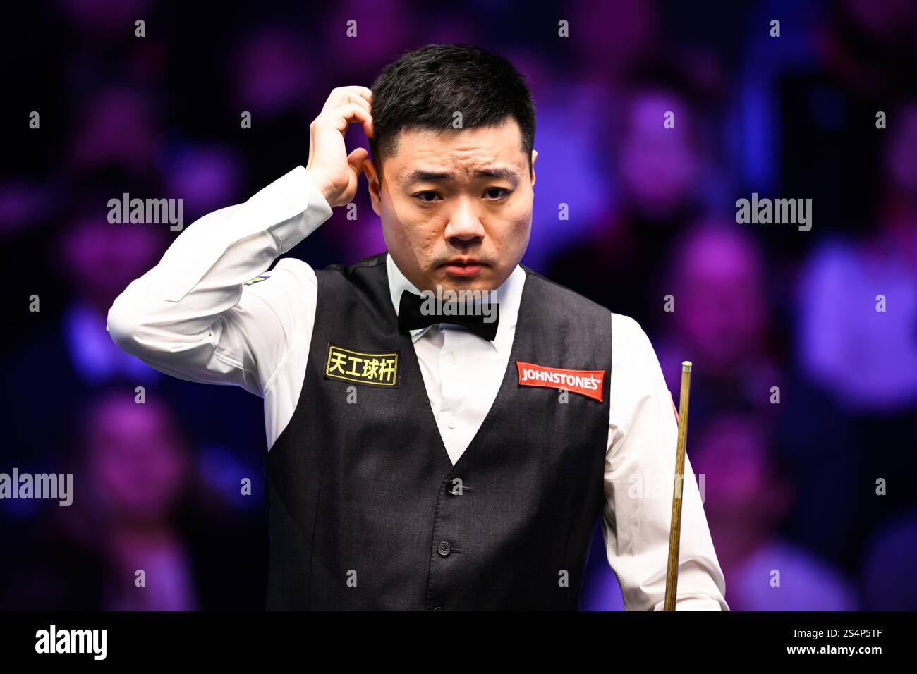 LONDON, UNITED KINGDOM. 13th Jan, 25. Match between Mark Williams and ...