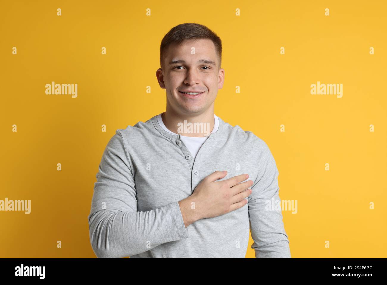 Man making promise on orange background. Oath gesture Stock Photo - Alamy