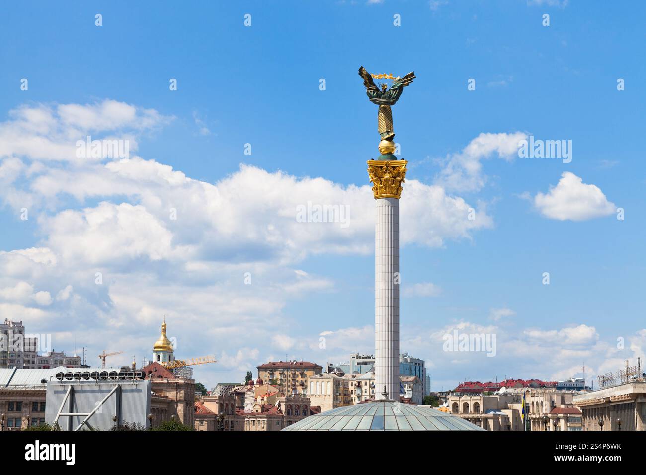 Monument to Berehynia on Kiev's Maidan Nezalezhnosti Stock Photo - Alamy