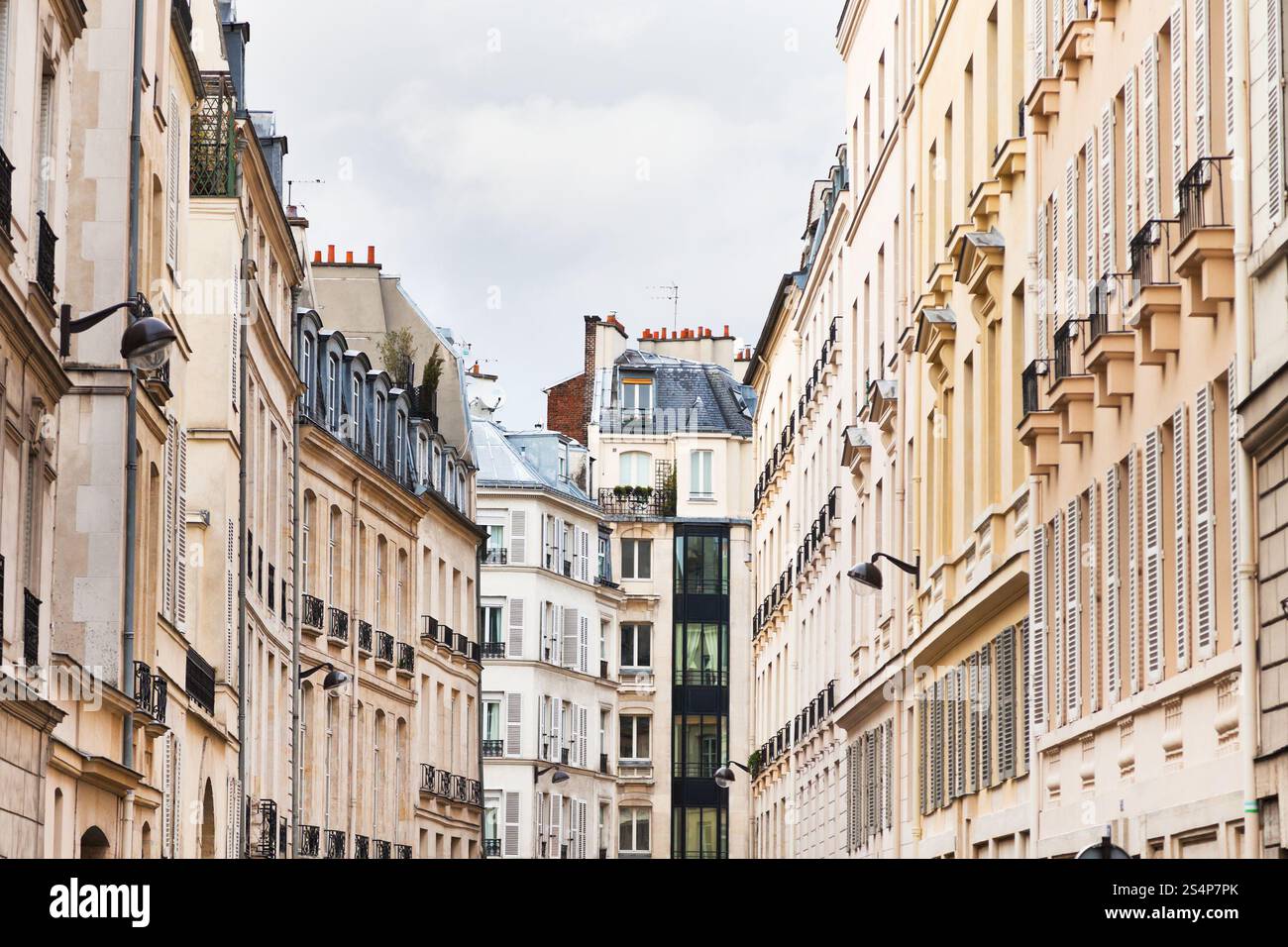 Cloudy day architecture hi-res stock photography and images - Alamy