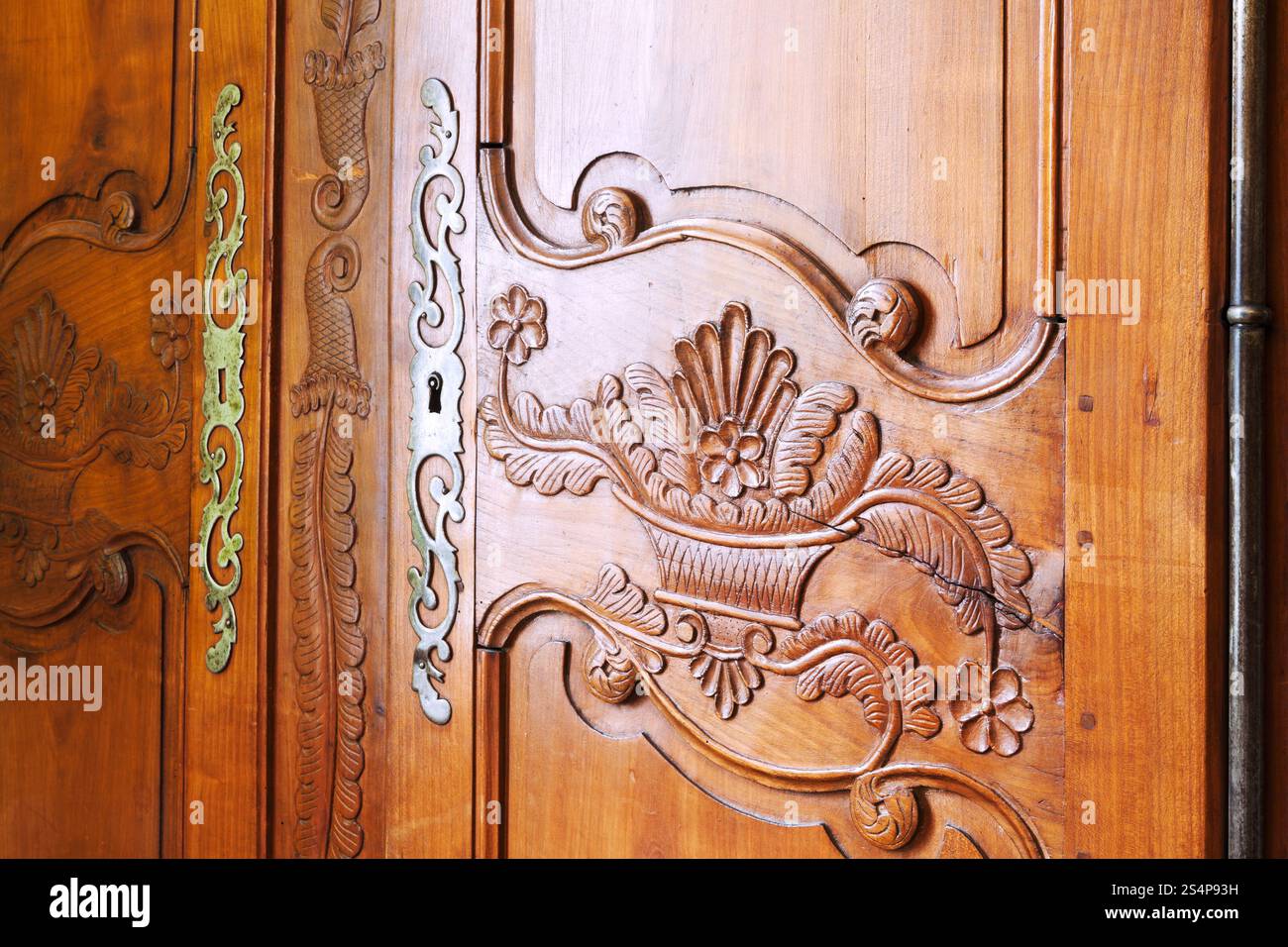 Wooden carved furniture hi-res stock photography and images - Alamy