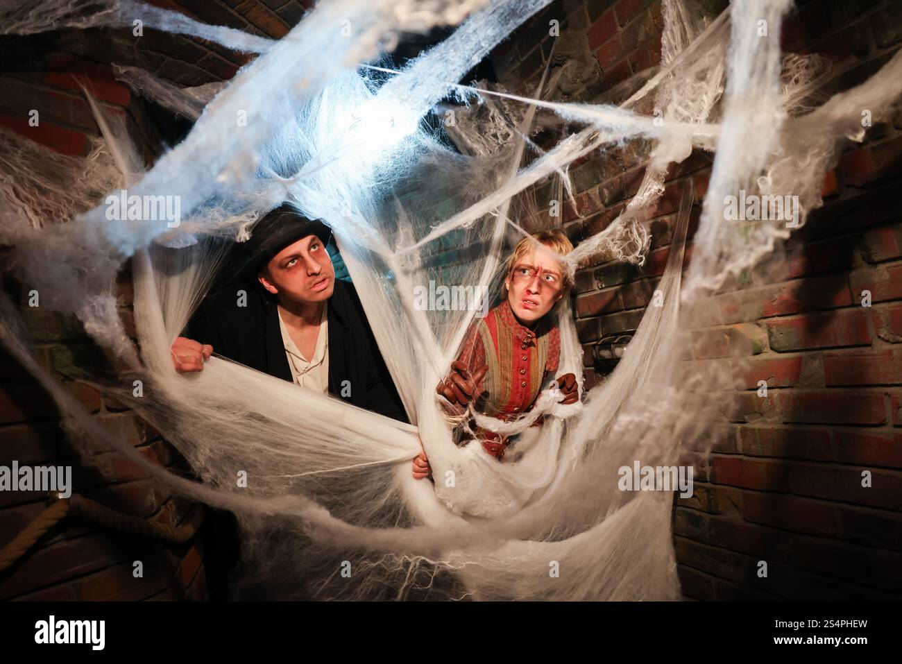 Hamburg, Germany. 13th Jan, 2025. Actors Nathalie Schöning (r) and Marcel Casper walk through a ...