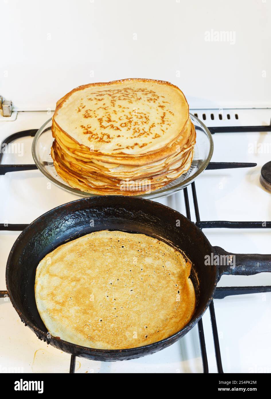 Pancake in pan stack hi-res stock photography and images - Alamy