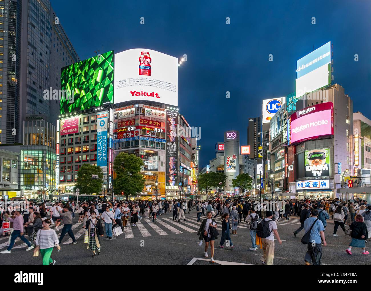 Tokyo japan shibuya station scramble hi-res stock photography and images - Alamy