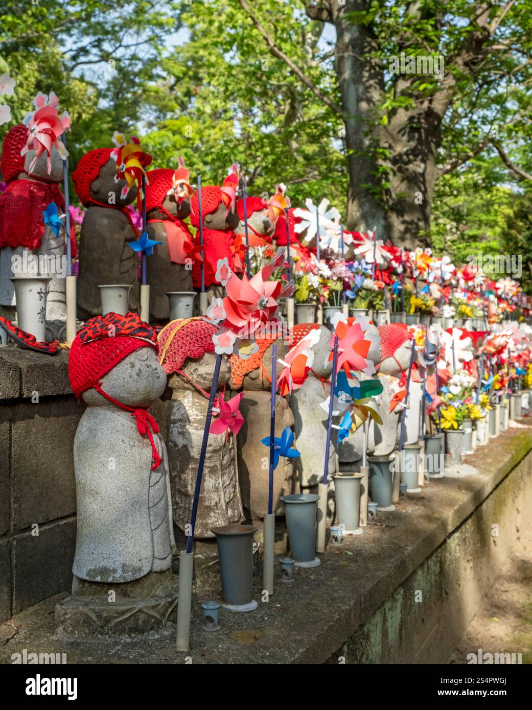 Jizo statues at the Garden of Unborn Children, Zoj-ji temple, Tokyo ...