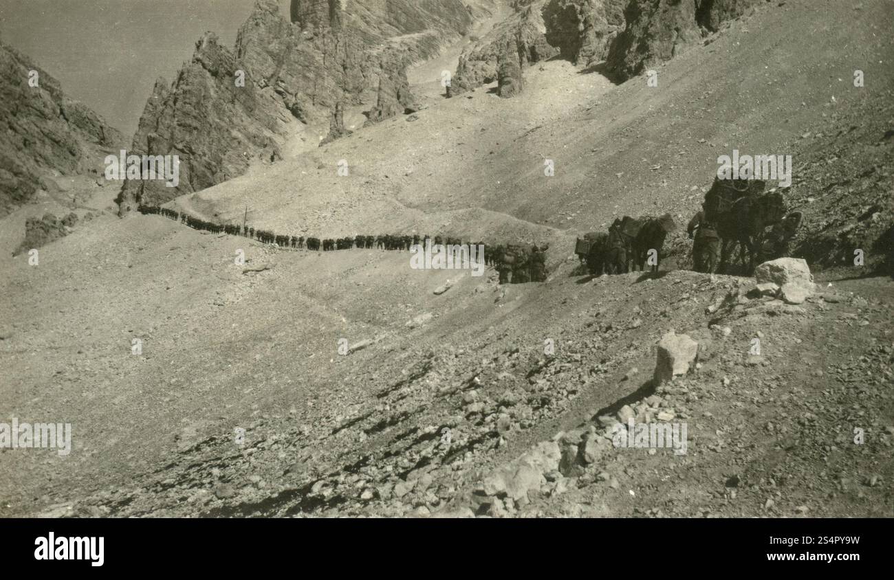 Line of Alpine soldiers climbing the mountain, Italy 1910s Stock Photo ...