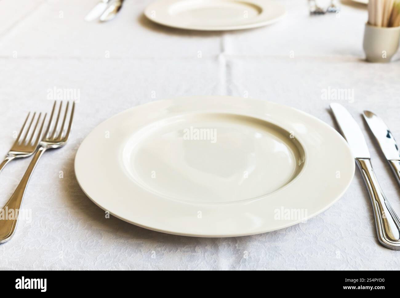Empty plate restaurant hi-res stock photography and images - Alamy