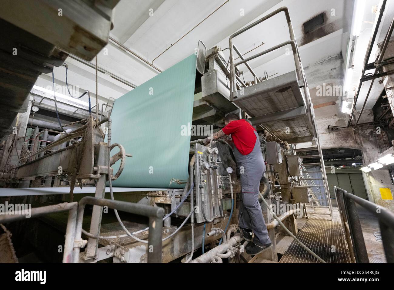 Freital, Germany. 13th Jan, 2025. An employee stands at the rolling ...