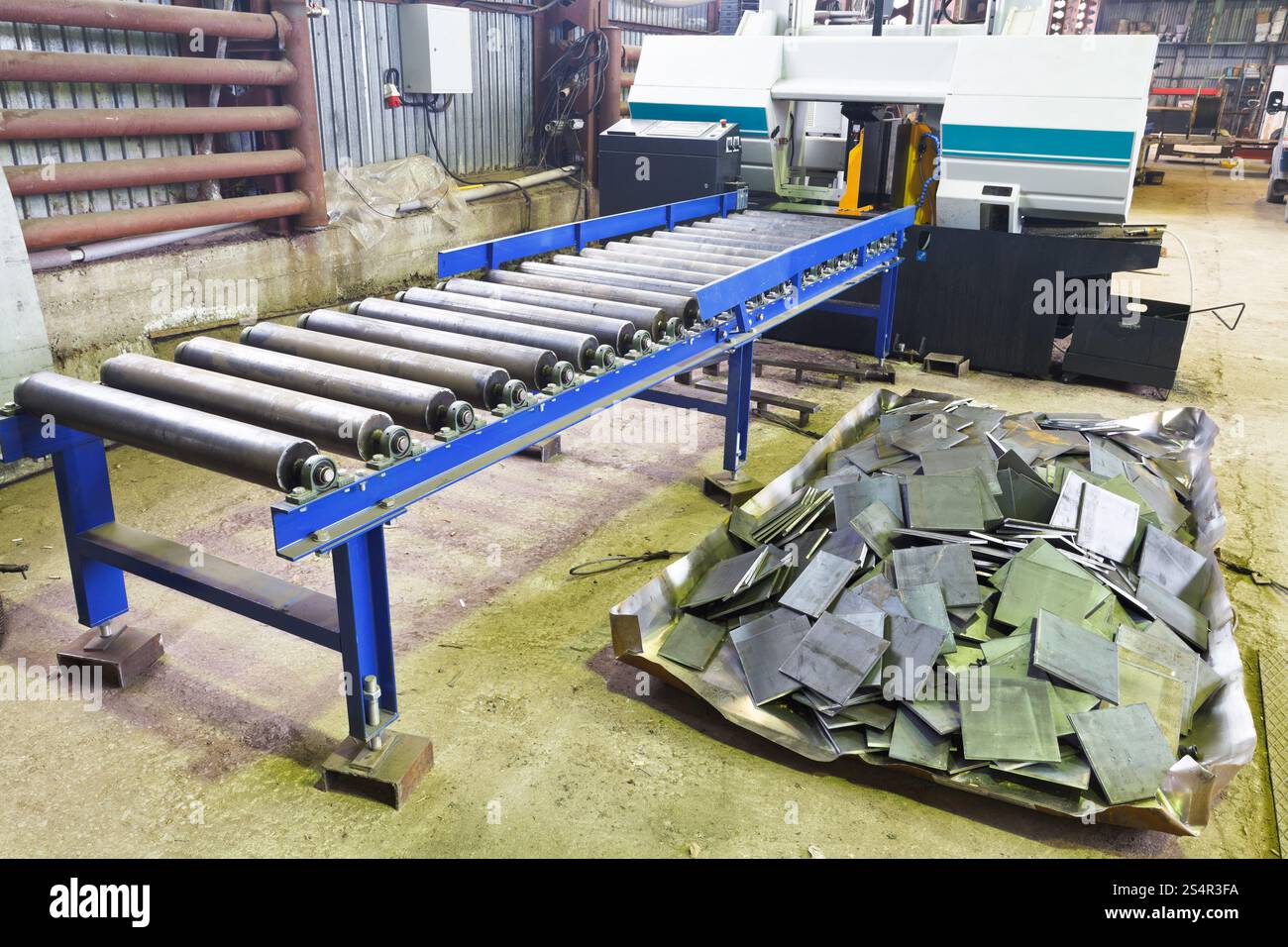 two-column band saw machine for vertical cuts with feeder and cutting ...