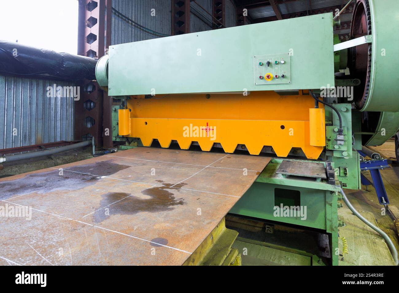 shear cutting machine for metal sheets in mechanical workshop Stock ...