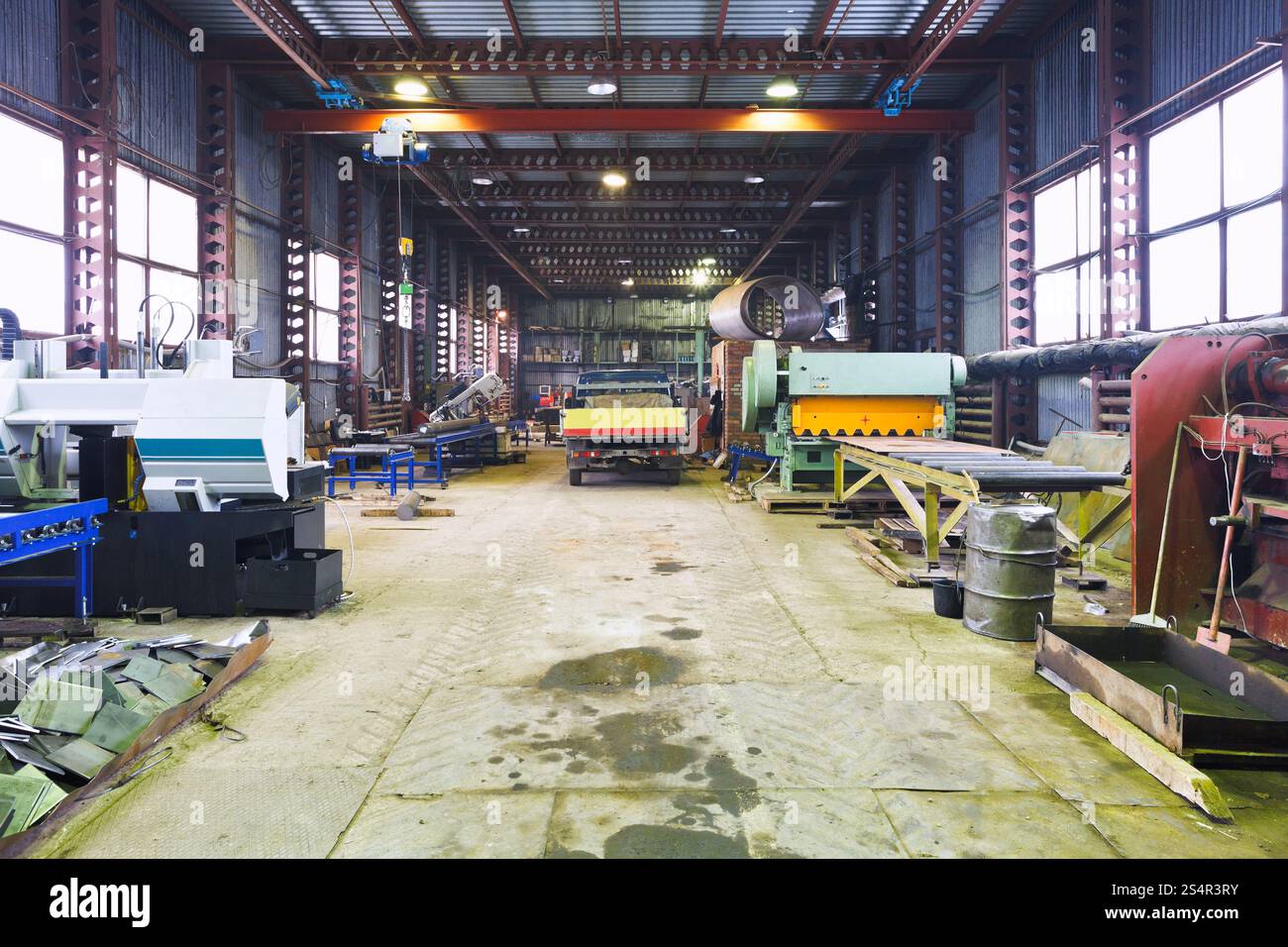 interior of mechanical workshop with metal lathes and machines Stock ...