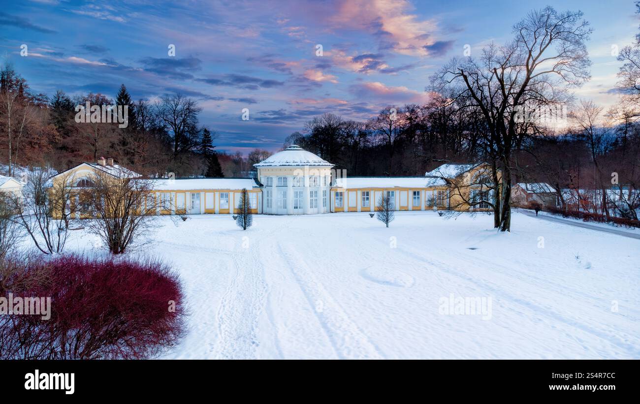 Small colonnade in Marianske Lazne (Marienbad) - snow winter in spa ...