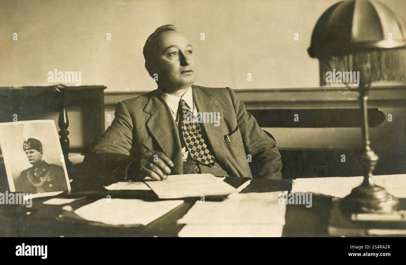 Fascist bureaucrat at his desk, Italy 1930s Stock Photo - Alamy