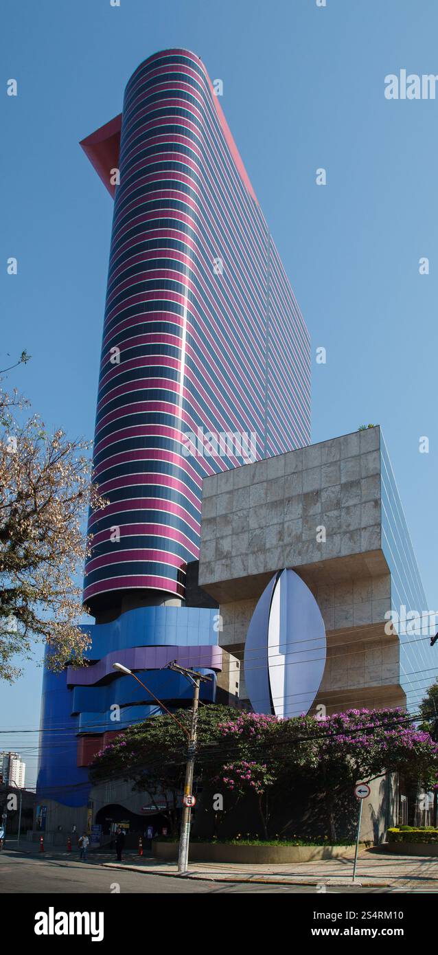 The Instituto Tomie Othake modern architecture building with art ...