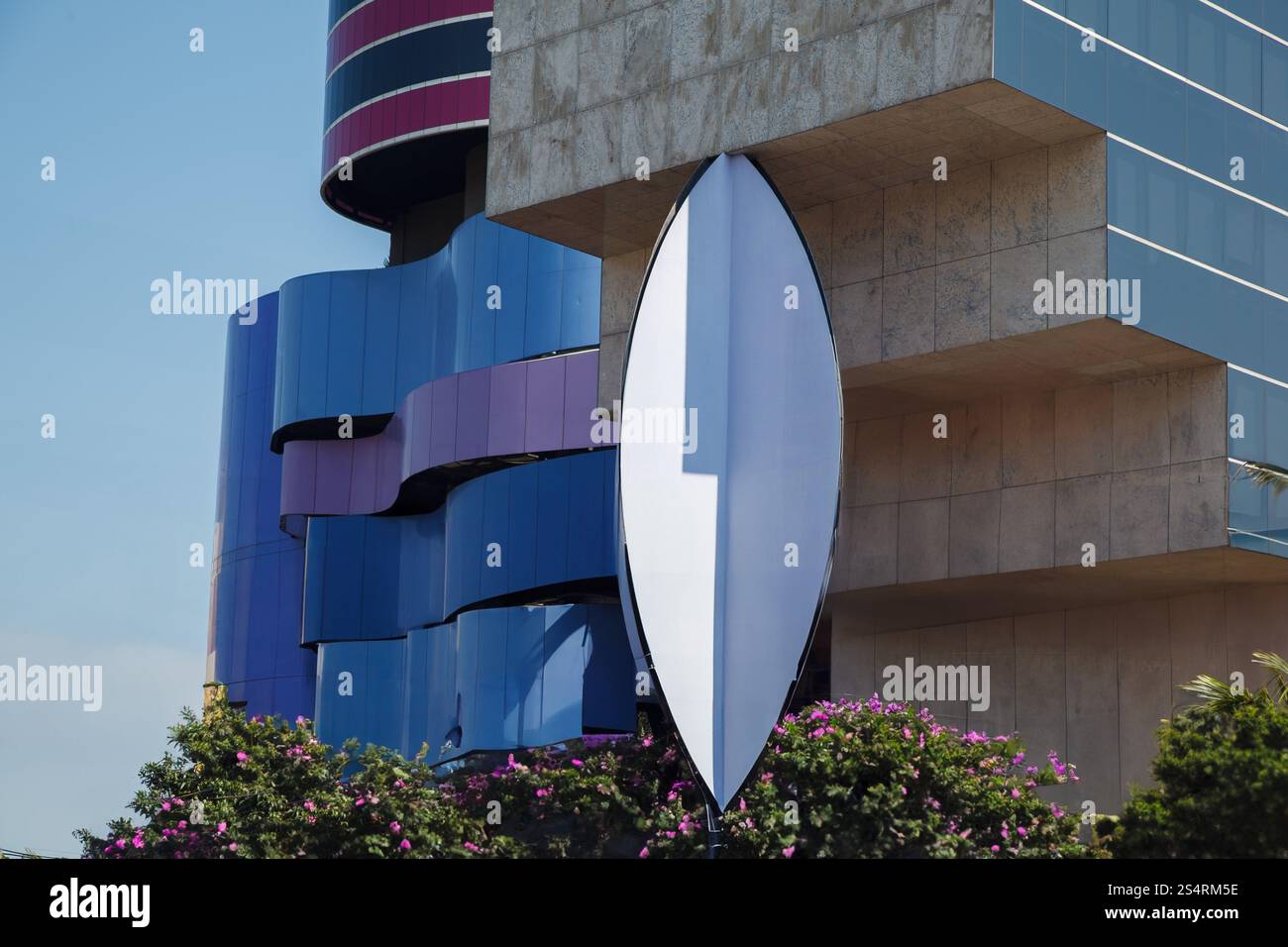 The Instituto Tomie Othake modern architecture building with art ...