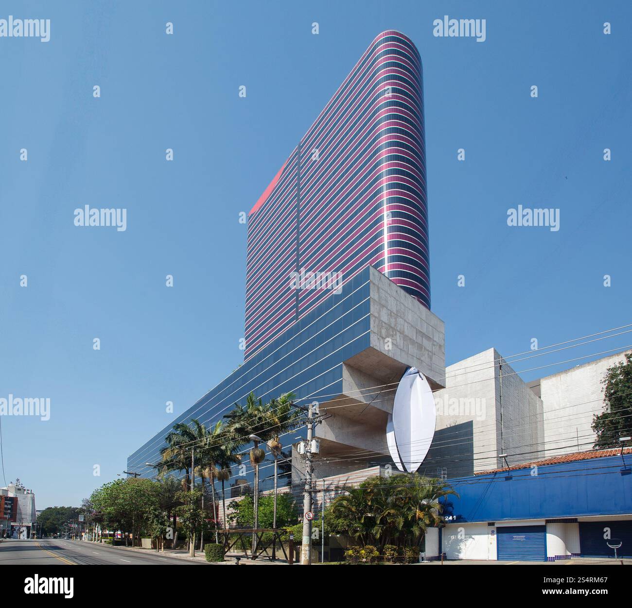 The Instituto Tomie Othake modern architecture building with art ...
