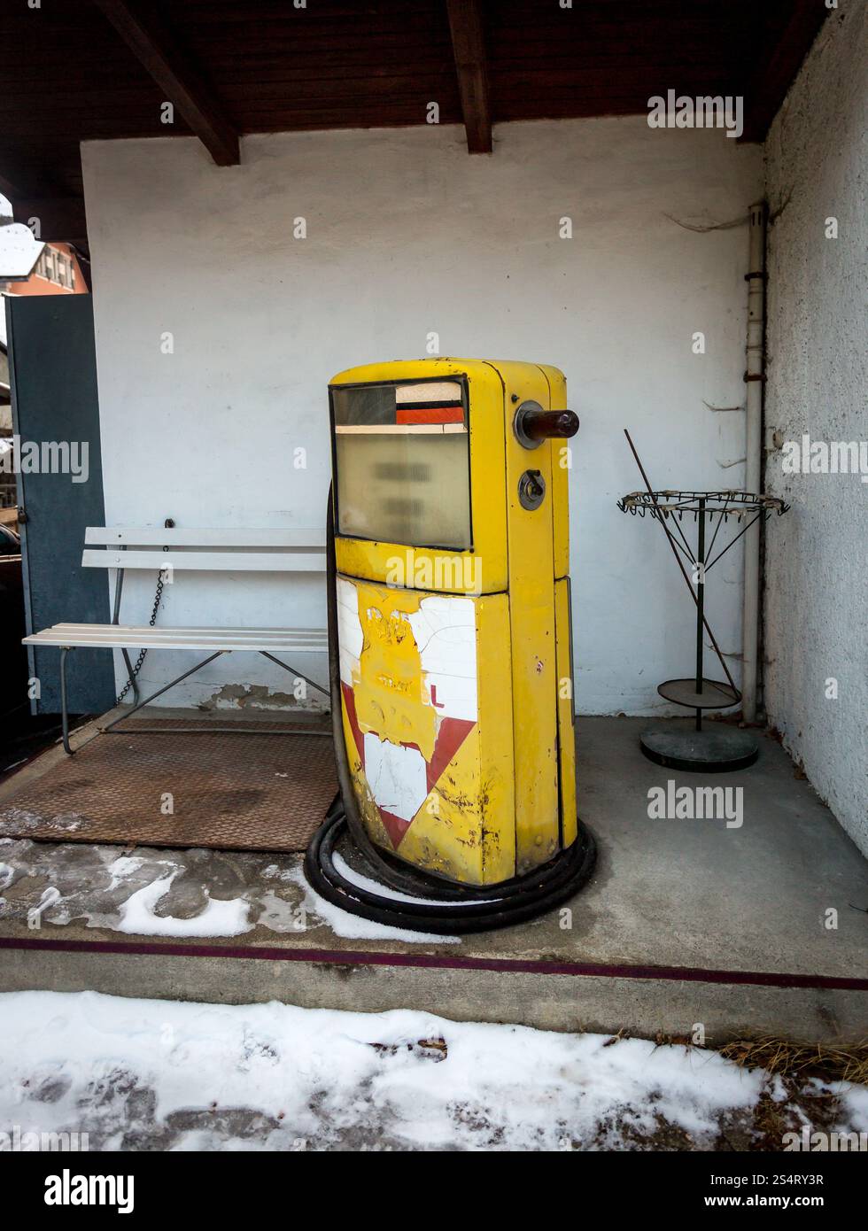 Old abandoned gas hi-res stock photography and images - Alamy