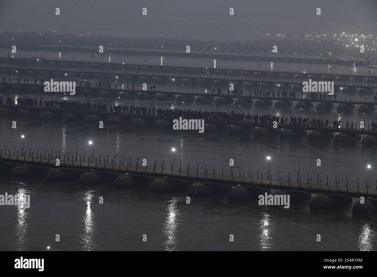 Prayagraj, Uttar Pradesh, India. 13th Jan, 2025. Devotees walk on the ...