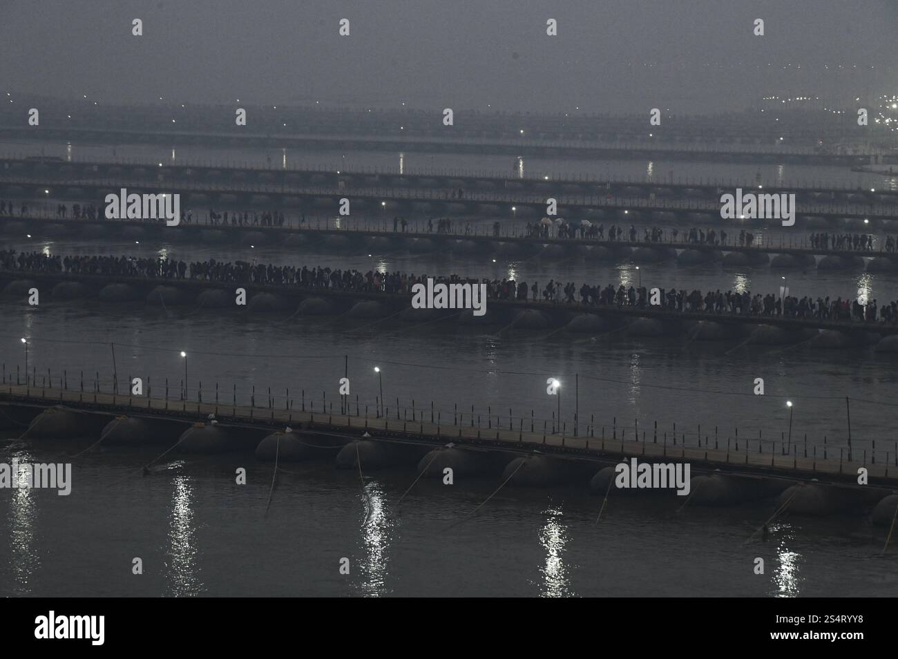 Prayagraj, Uttar Pradesh, India. 13th Jan, 2025. Devotees walk on the ...