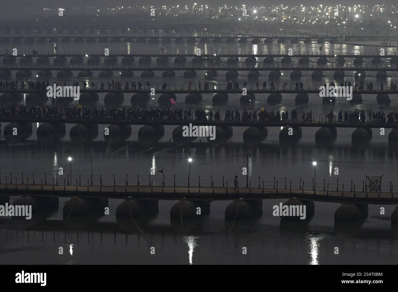 Prayagraj, Uttar Pradesh, India. 13th Jan, 2025. Devotees walk on the ...