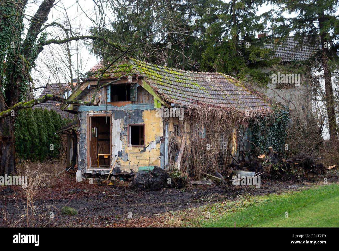 Eichenau, Germany. 22nd Dec, 2024. A dilapidated house on the outskirts ...
