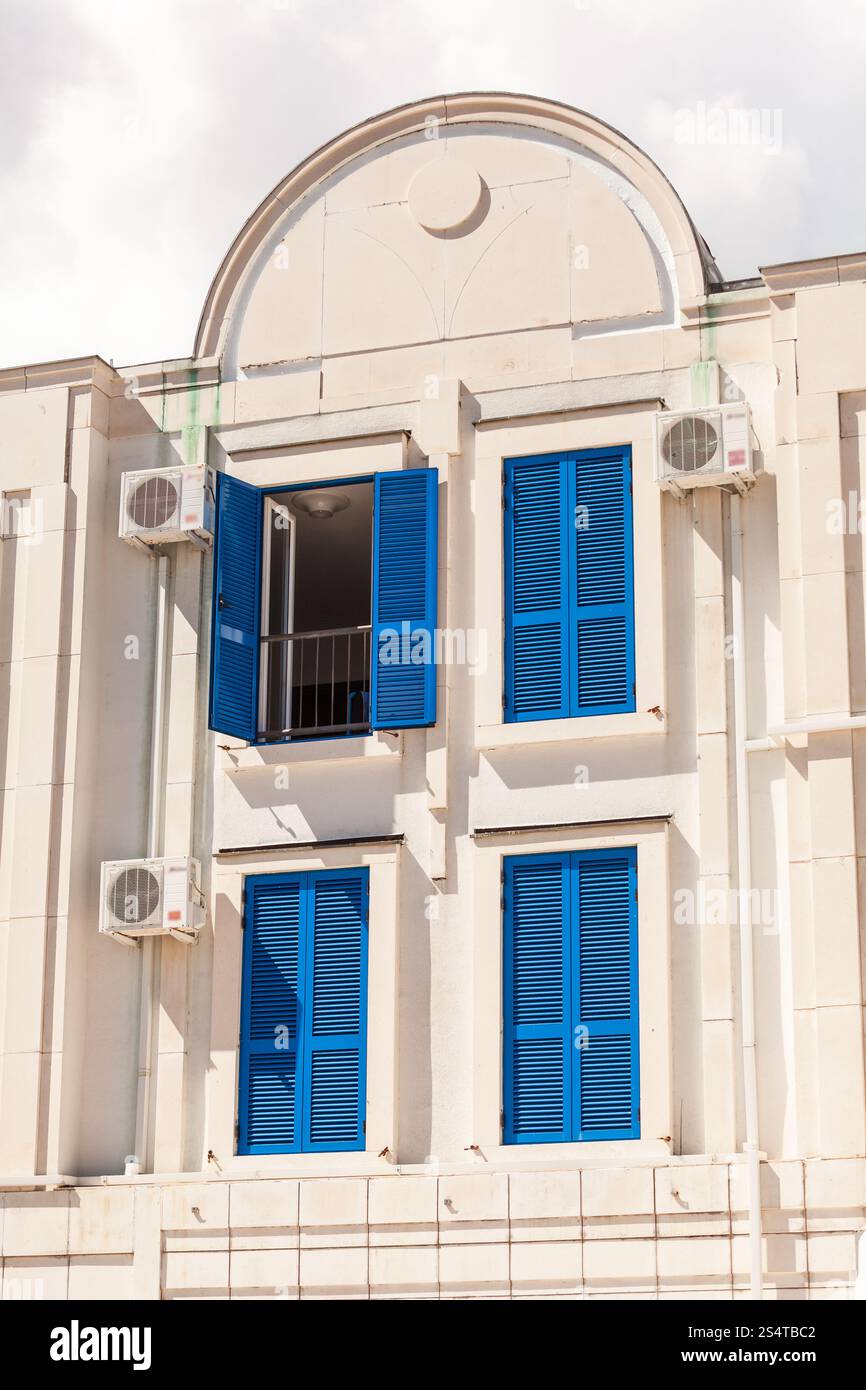 Yellow brick building windows hi-res stock photography and images - Alamy