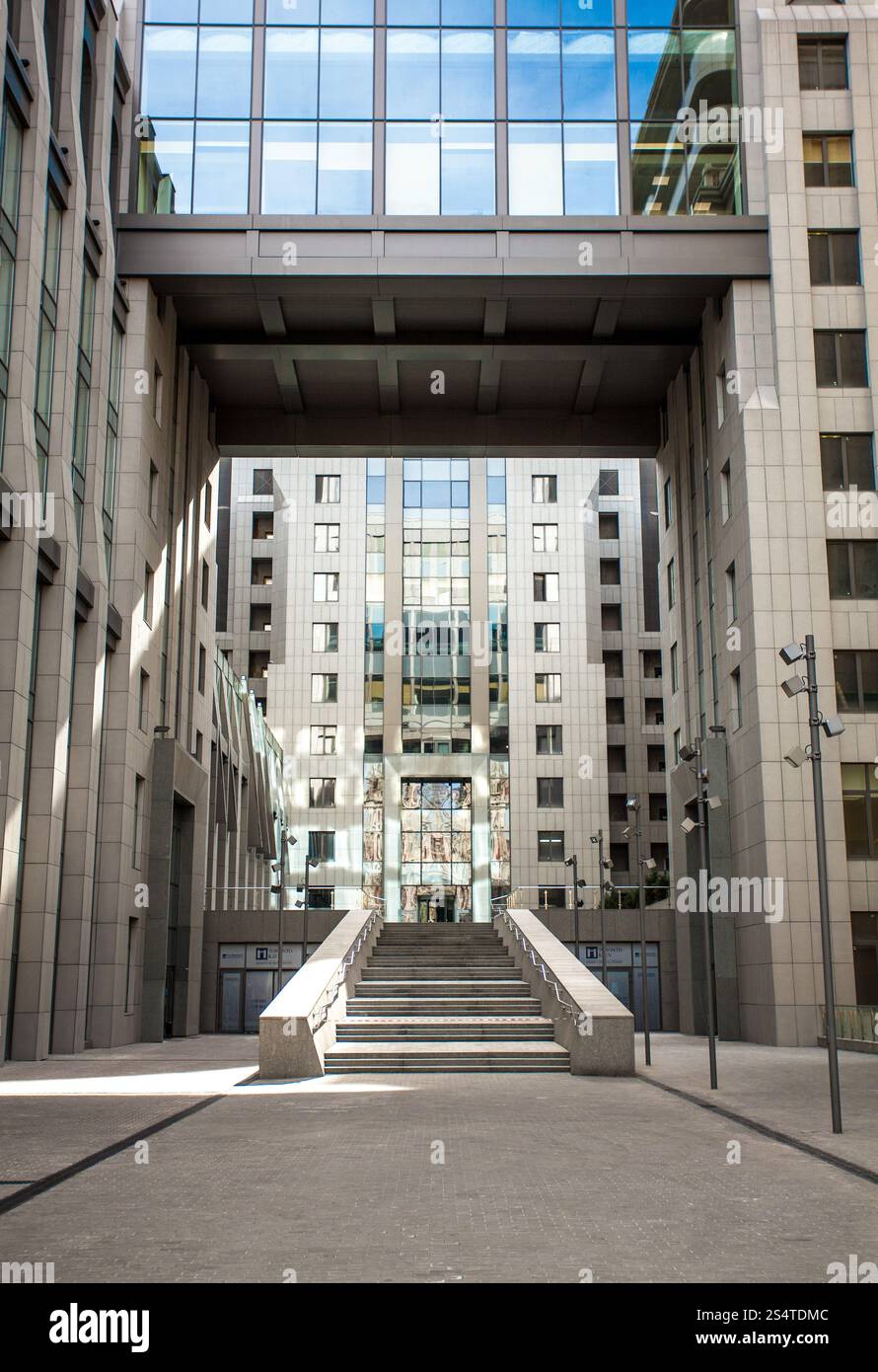 Modern skyscraper photo hi-res stock photography and images - Alamy