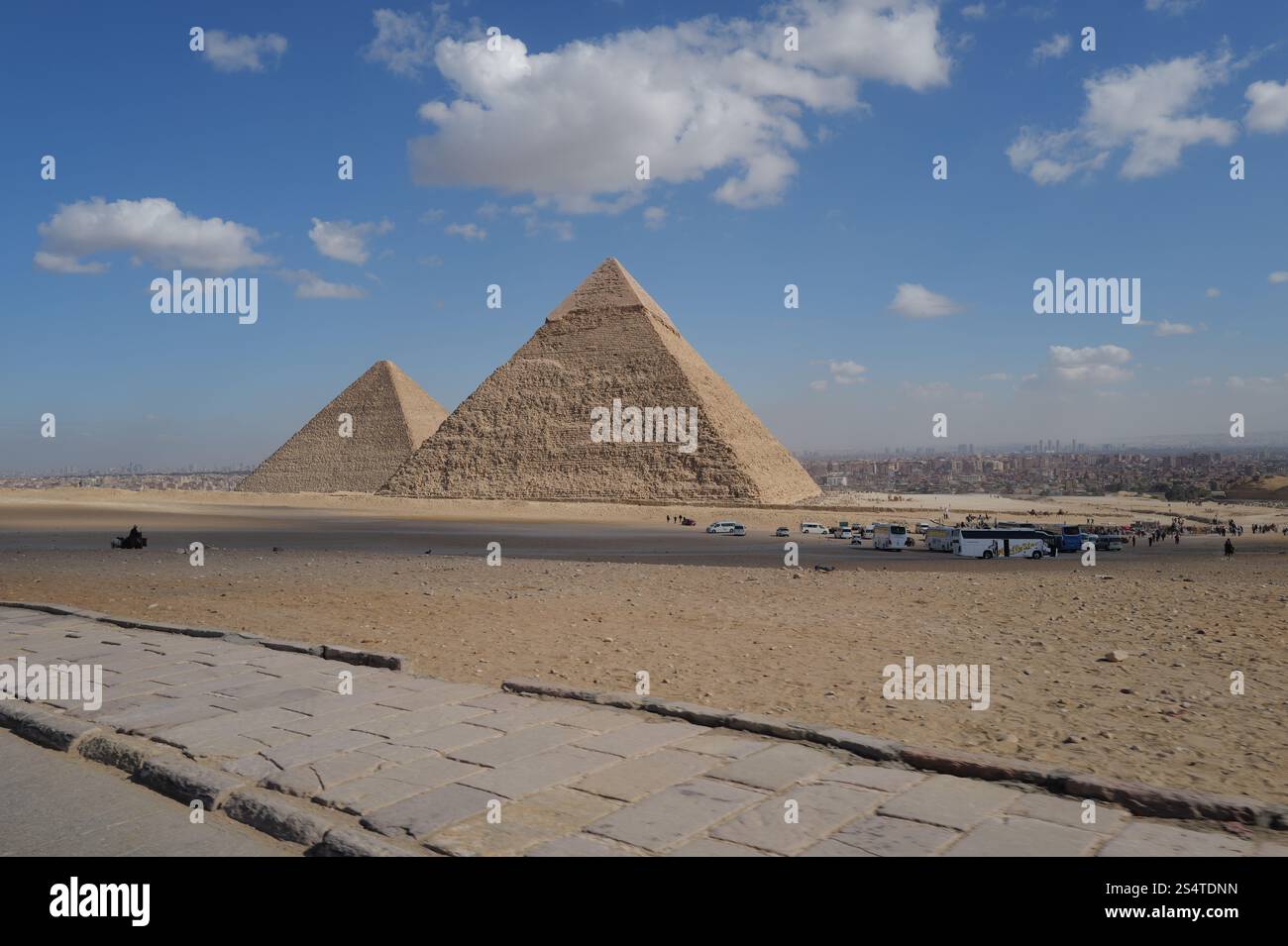 The great pyramids and Sphinx atop the Giza plateau outside of Cairo ...