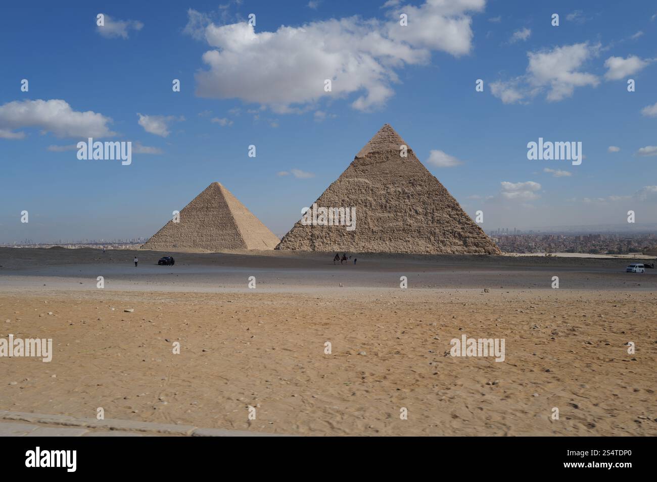 The great pyramids and Sphinx atop the Giza plateau outside of Cairo ...