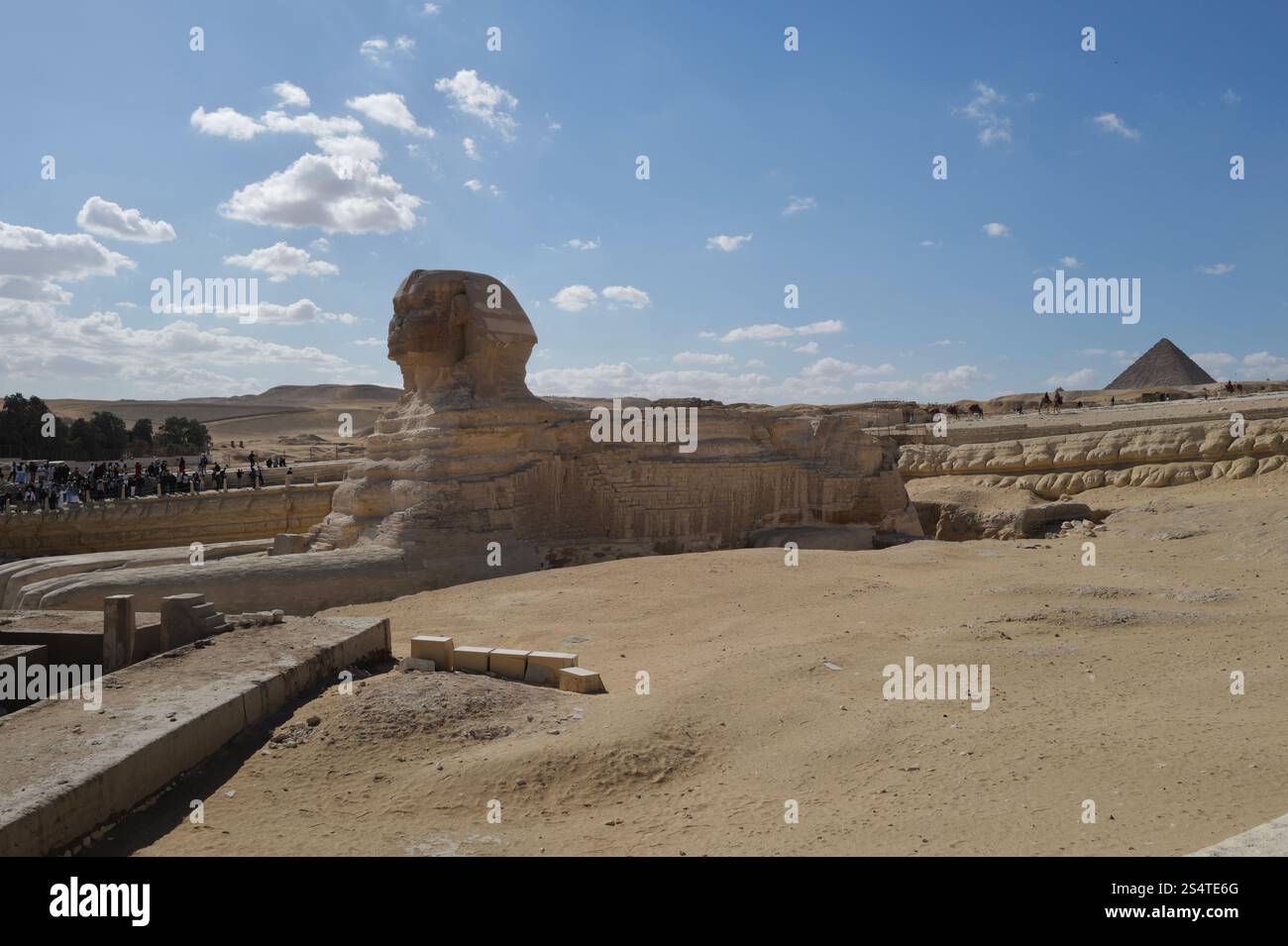 The great pyramids and Sphinx atop the Giza plateau outside of Cairo ...