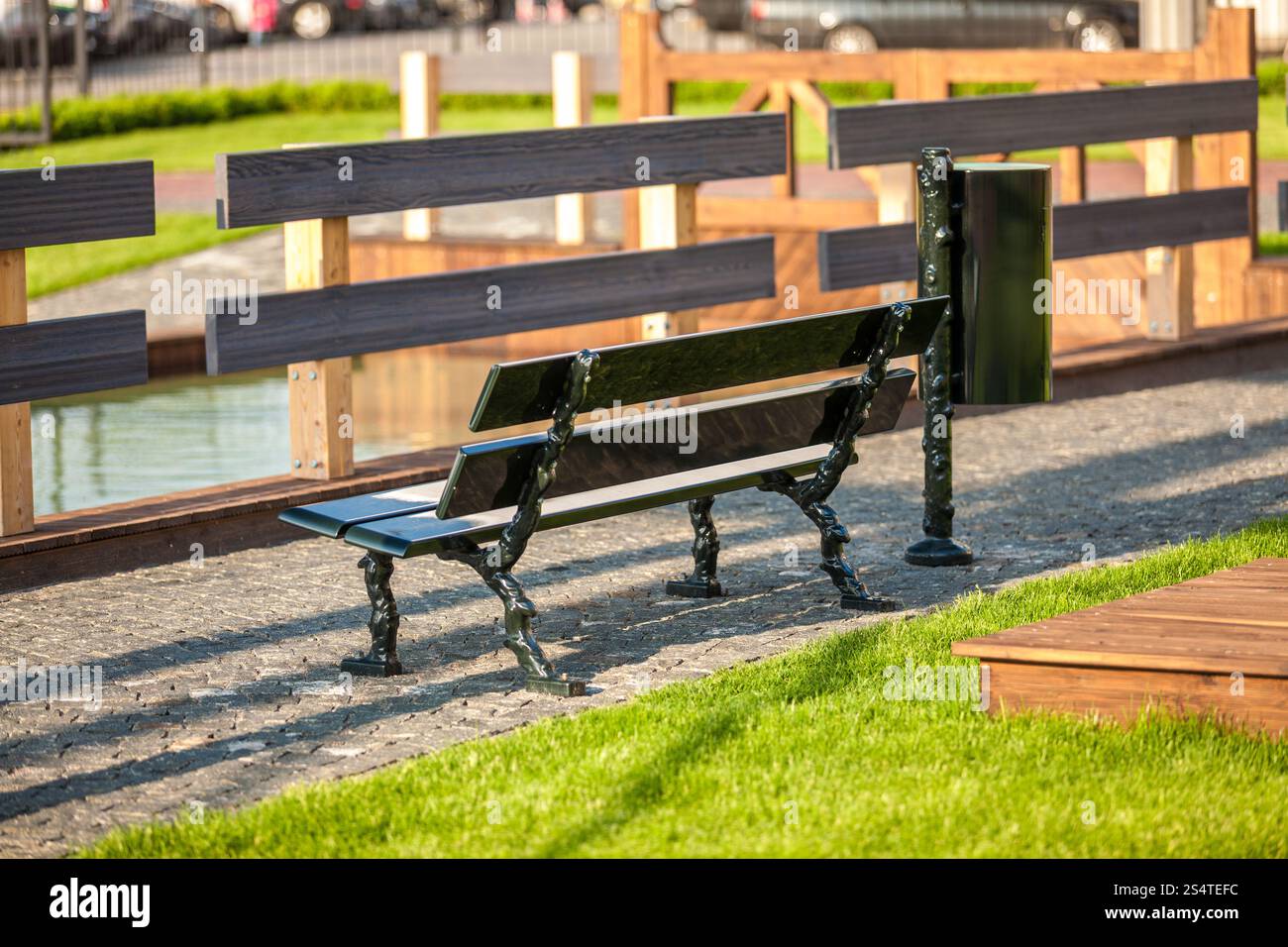 Bench near tree hi-res stock photography and images - Alamy