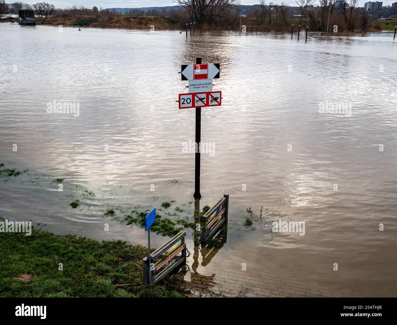 Nijmegen, Netherlands. 12th Jan, 2025. Low parts of the dike are ...