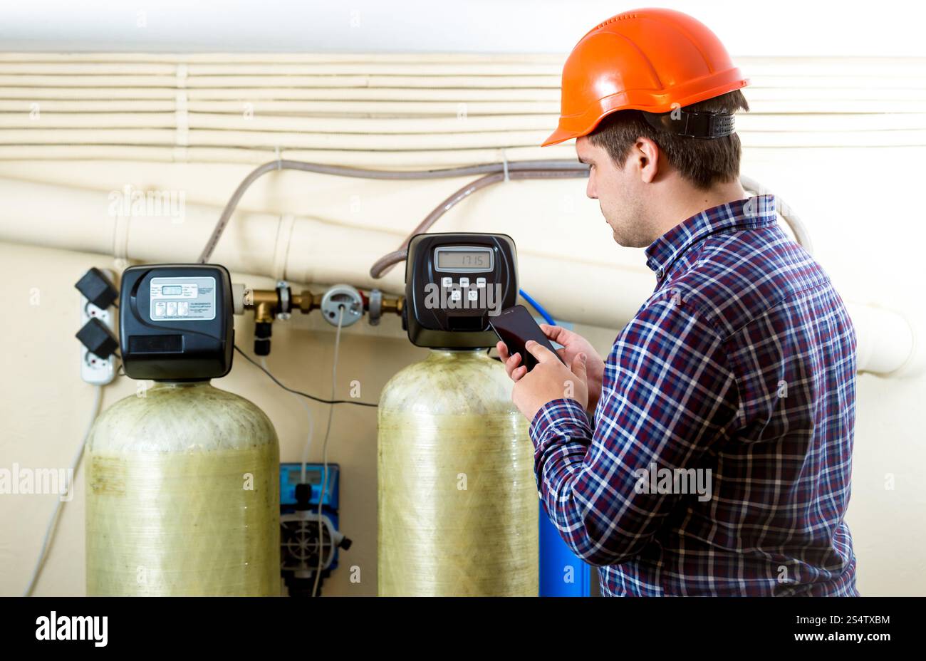 Male inspector typing meter reading on smartphone Stock Photo - Alamy