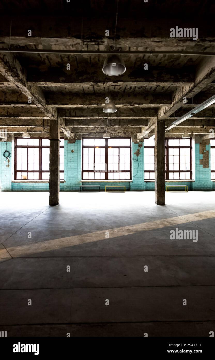 Abandoned warehouse hi-res stock photography and images - Alamy