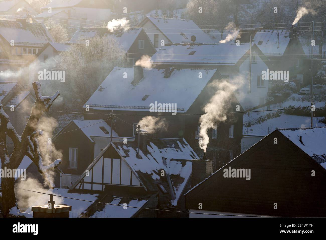 Ein kalter Wintermorgen im Siegerland. Nach einer eisigen Nacht Qualmen ...