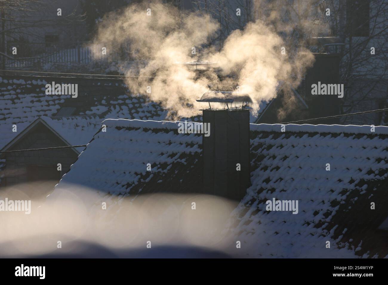 Ein kalter Wintermorgen im Siegerland. Nach einer eisigen Nacht Qualmen ...
