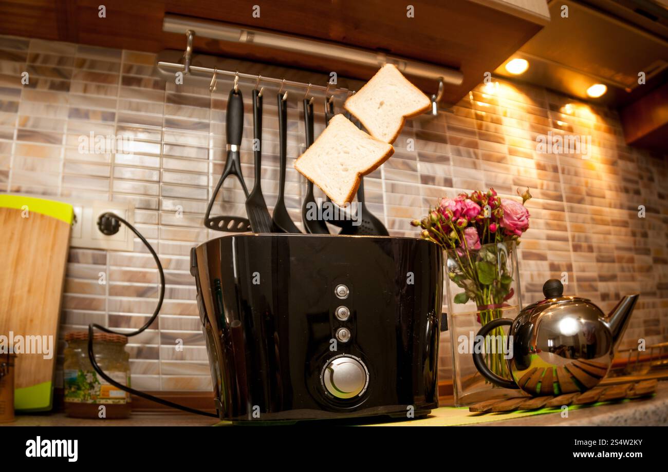 Vintage pop up toaster hi-res stock photography and images - Alamy