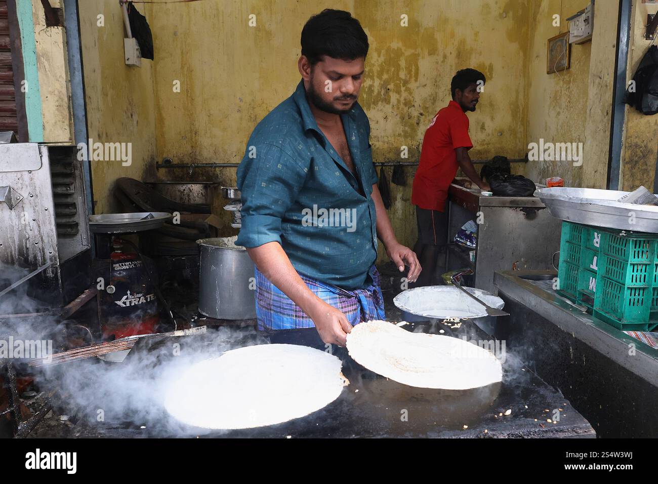 India, Tamil Nadu, Chennai, Man cooking dosa in the market Stock Photo ...