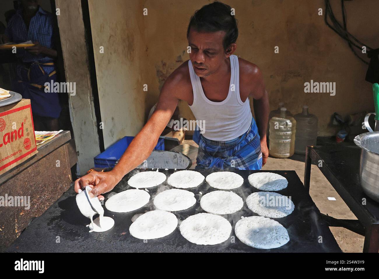 India, Tamil Nadu, Chennai, Man cooking dosa in the market Stock Photo ...
