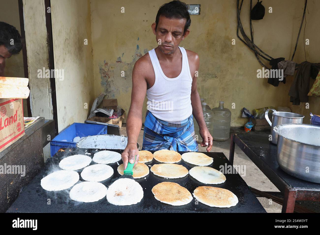 India, Tamil Nadu, Chennai, Man cooking dosa in the market Stock Photo ...