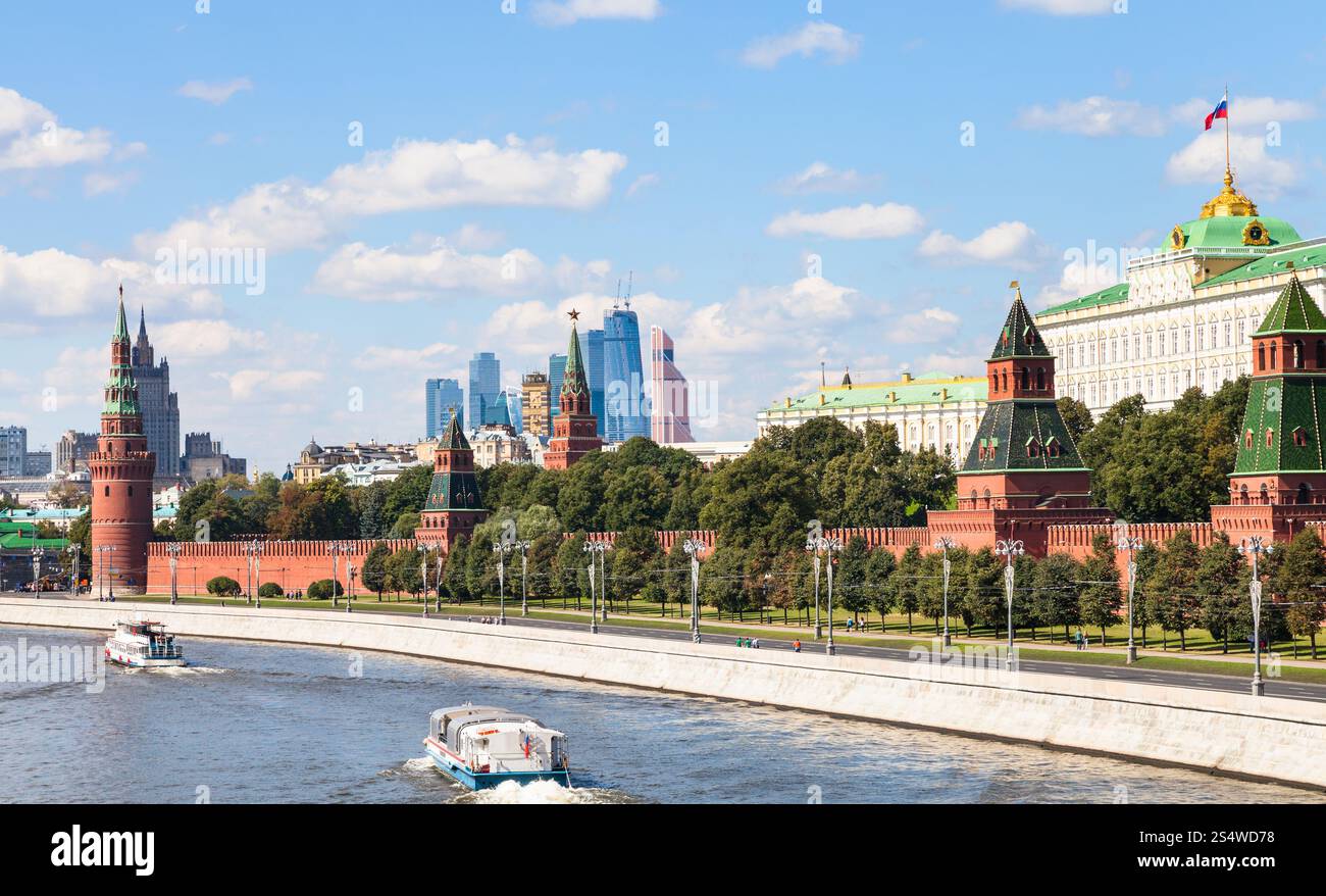 Moscow cityscape - view of Moskva River, embankment, Kremlin, Moscow ...
